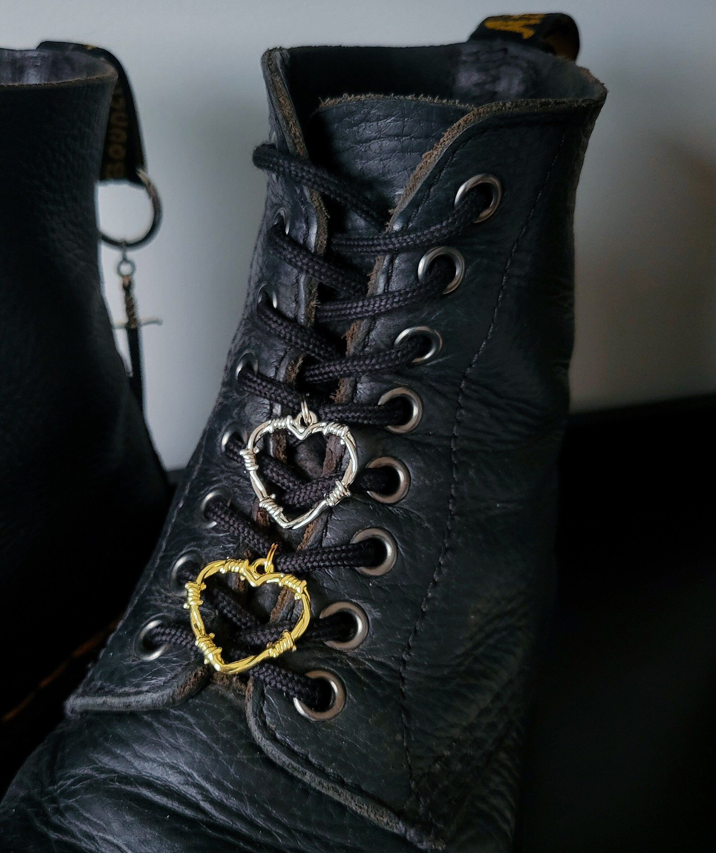 Les charms à lacets – Cam and DM