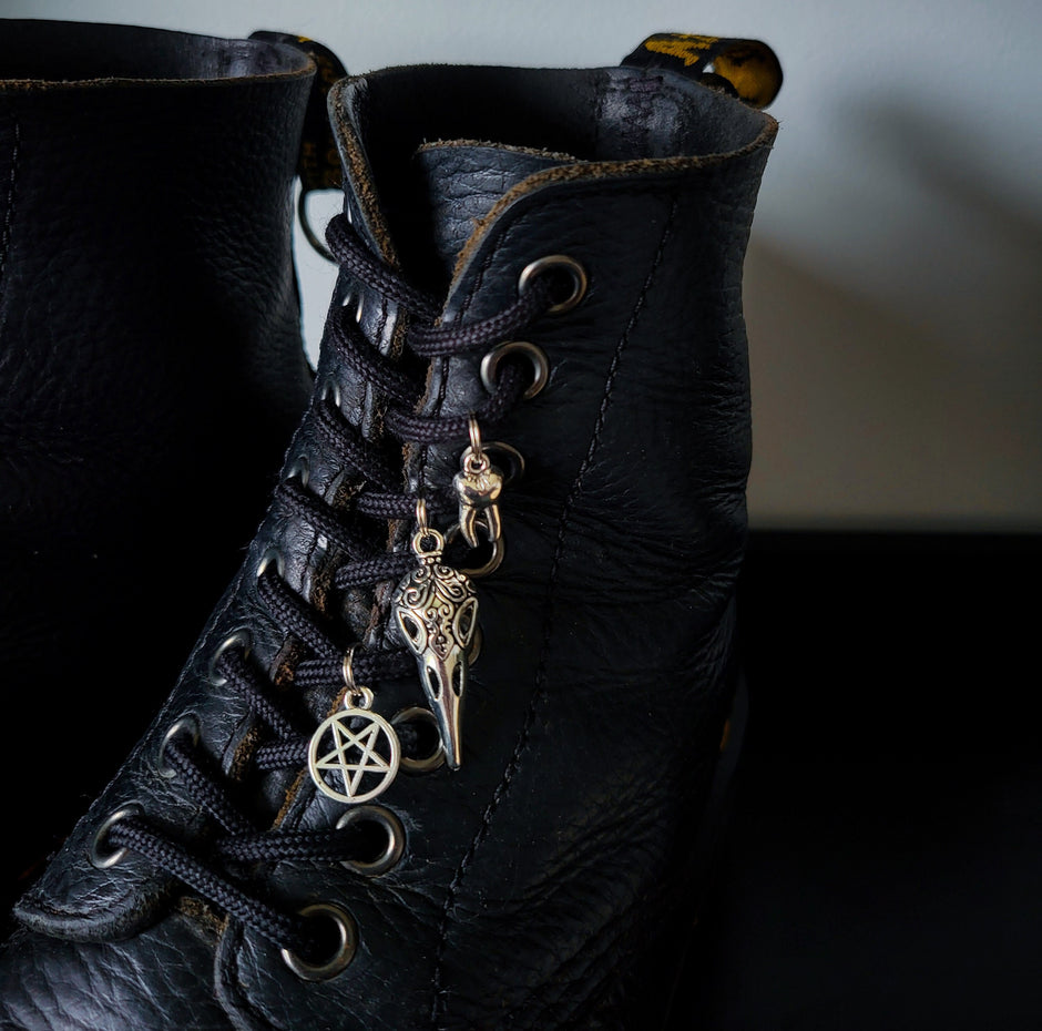 Les charms à lacets – Cam and DM